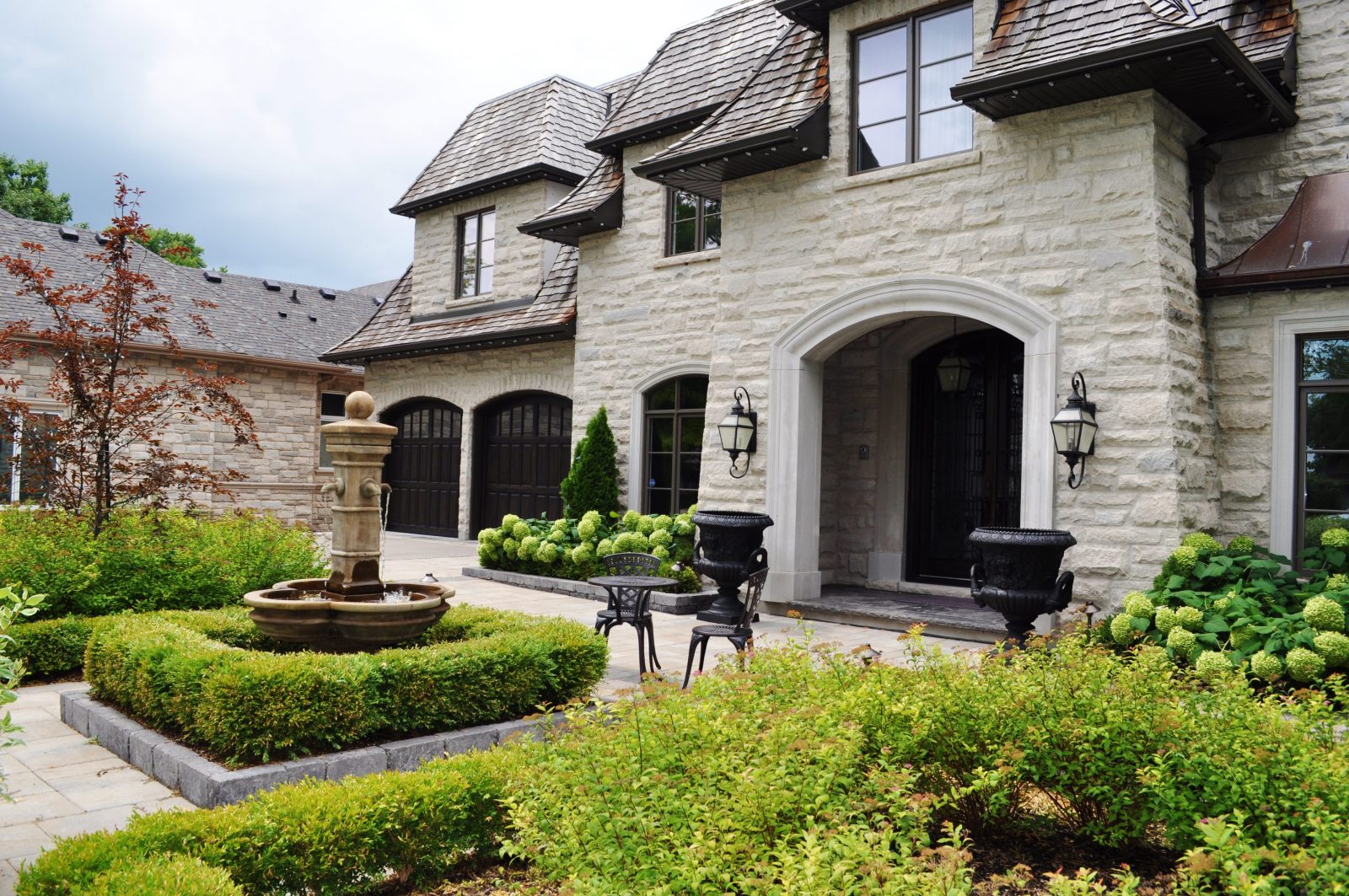 Formal Classic Courtyard Entryway Design in Oakville